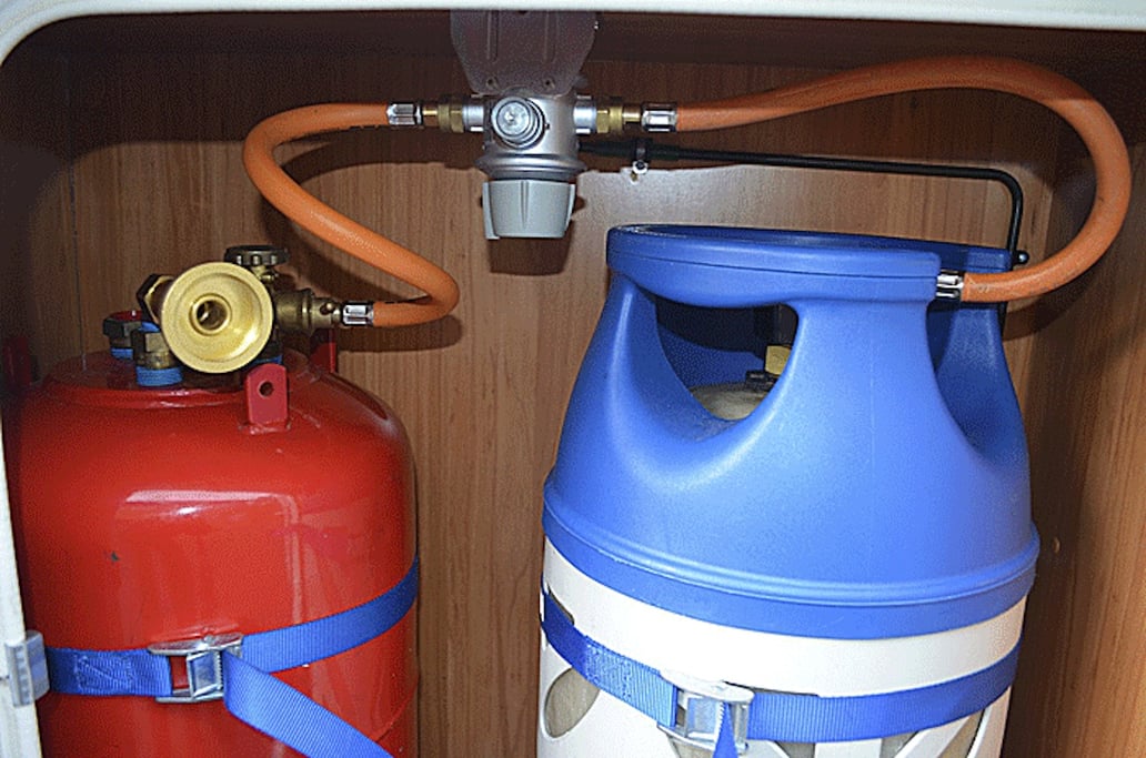 Hvorfor lukter det gass under vogna eller bobilen?